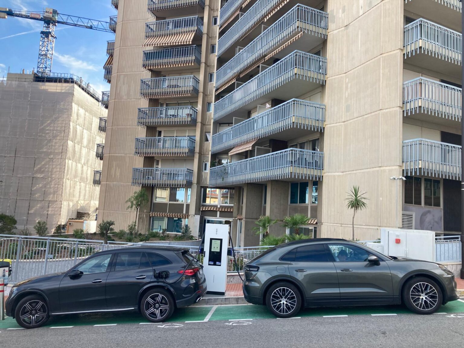 EVBox Troniq Compact Modular en un entorno urbano - EVBox